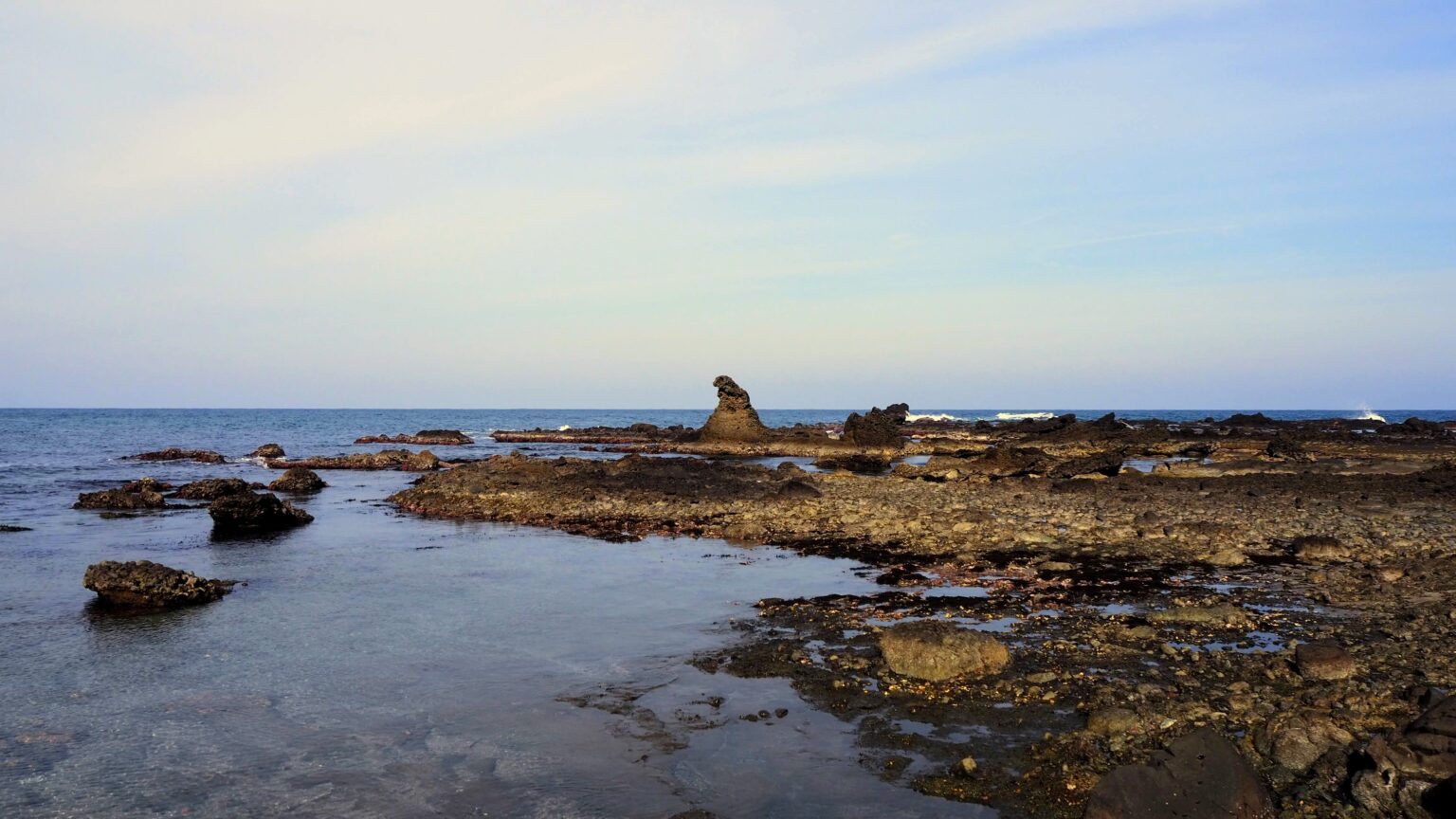 【石川県珠洲市】能登半島・馬緤町の沿岸にある奇岩!奥能登絶景街道「ゴジラ岩」のアクセス・駐車場・営業時間など