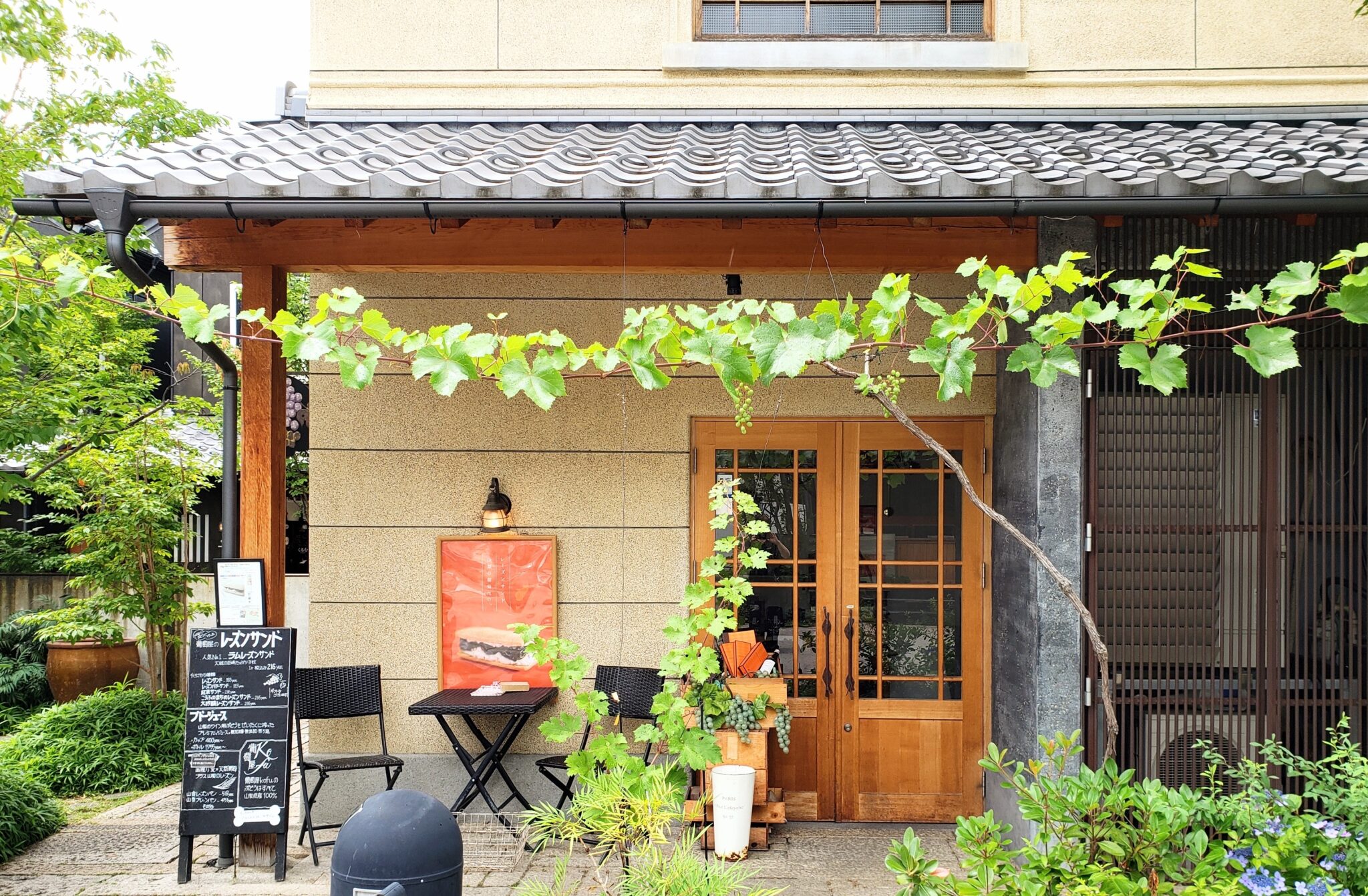 【山梨県南都留郡】予約不可(当日整理券)！「葡萄屋kofuハナテラスcafe」でシャインマスカット(フルーツパフェ)＆ラムレーズンサンド